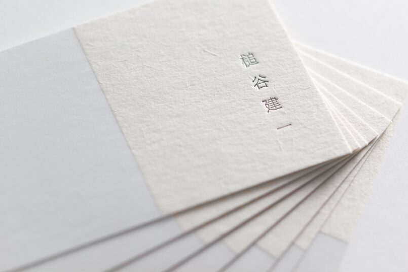 新バフン紙N きぬ（紙）に箔押し（白箔）と活版印刷名刺 | 活版印刷｜CAPPAN STUDIO(活版スタジオ）