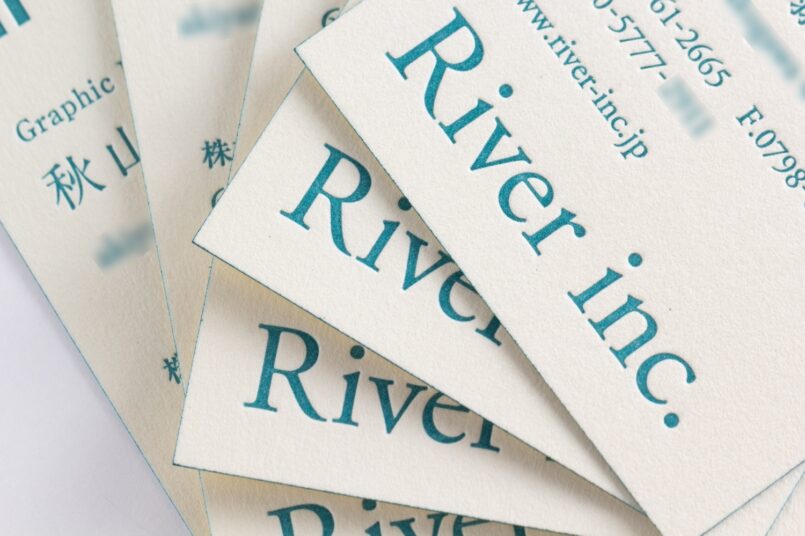 NBリサイクルGA ホワイトに活版印刷特色1色、小口染め名刺 | 活版印刷｜CAPPAN STUDIO(活版スタジオ）