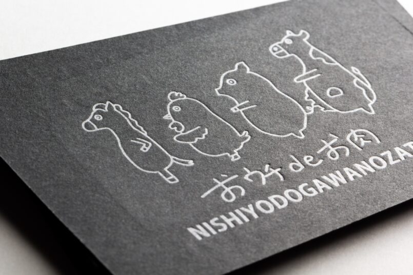 黒紙に両面銀印刷のQRコードのあるショップードカード | 活版印刷｜CAPPAN STUDIO(活版スタジオ）